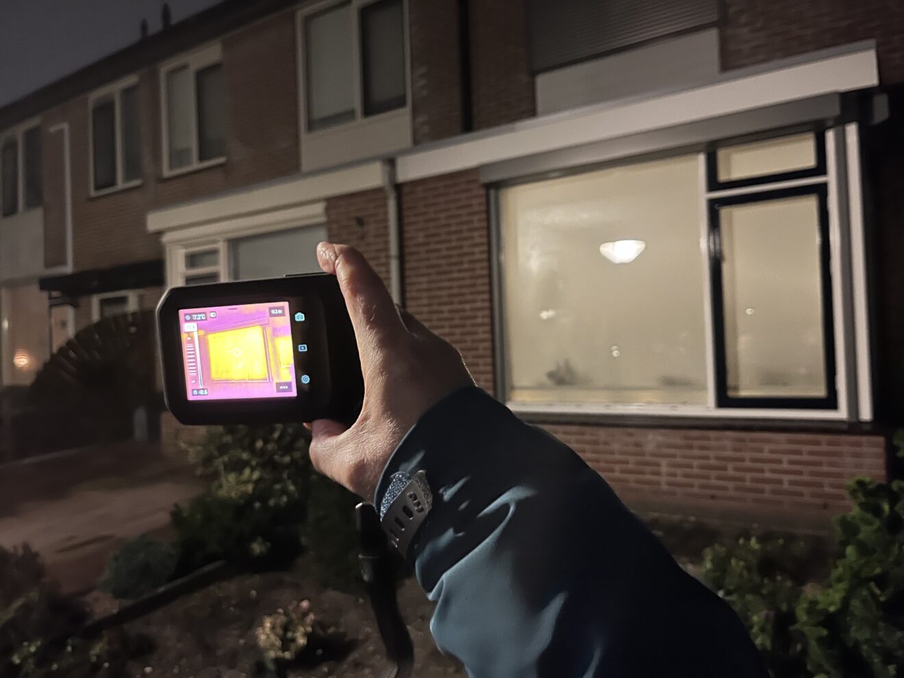 Met warmtecamera op zoek naar warmtelekken - Wijkraad Welgelegen